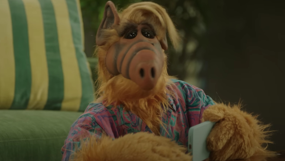 Kultowy serial „Alf” powraca. Futrzasty kosmita będzie sprzedawał ...