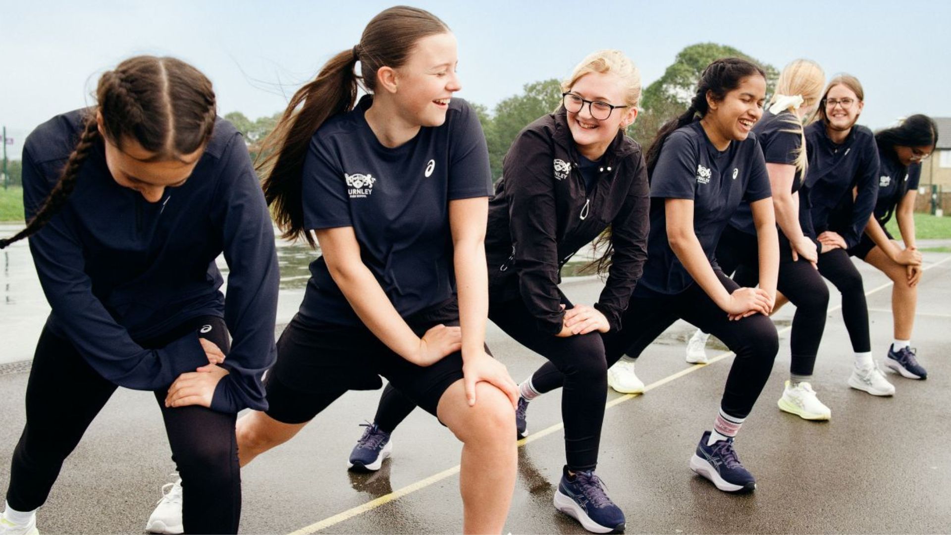 „Undropped Kit”: ASICS proponuje nowy wzór stroju na WF, by zachęcić ...